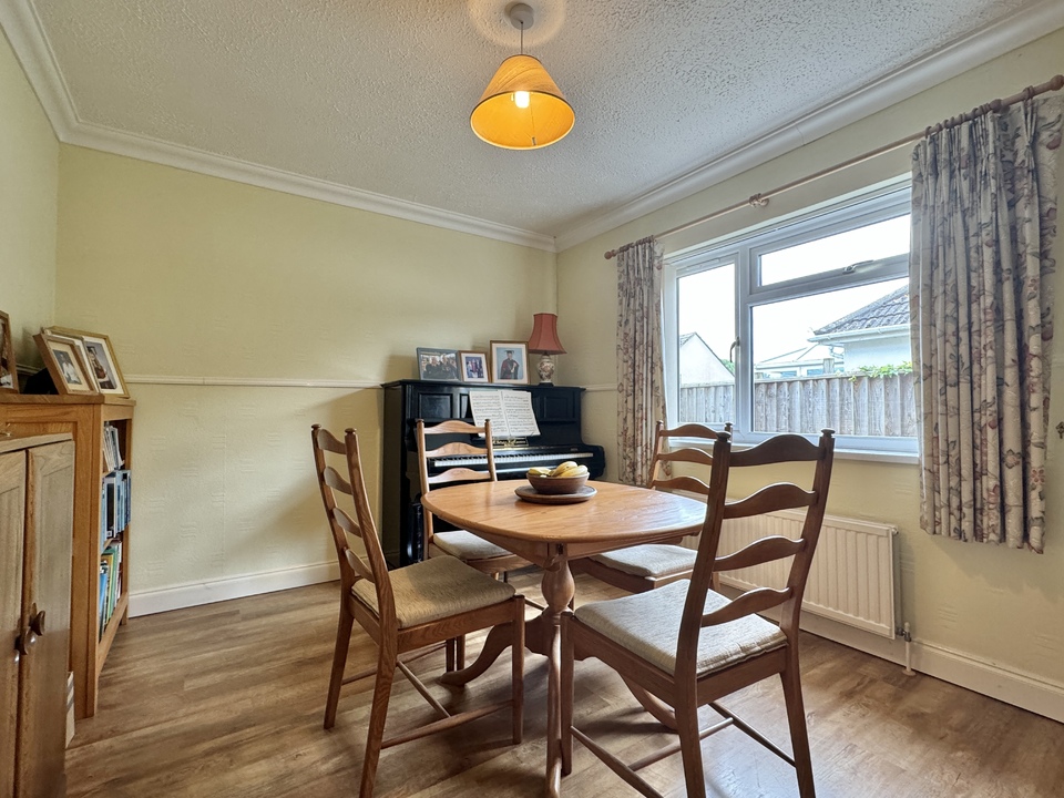 3 Bed Detached Bungalow For Sale In Templers Way Kingsteignton Tq12