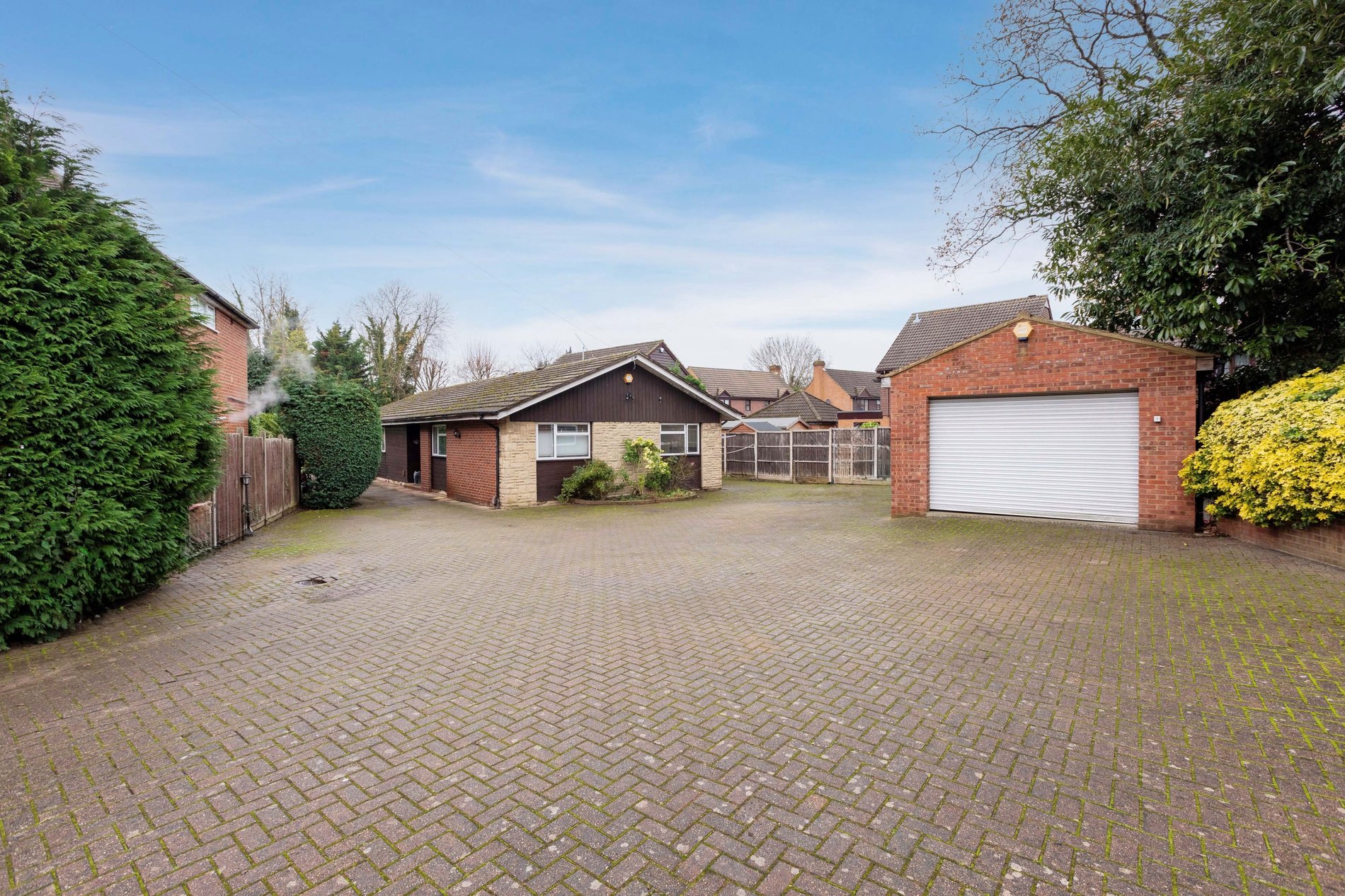 4 bed detached bungalow for sale in Appletree Lane, Langley, SL3 (ref ...