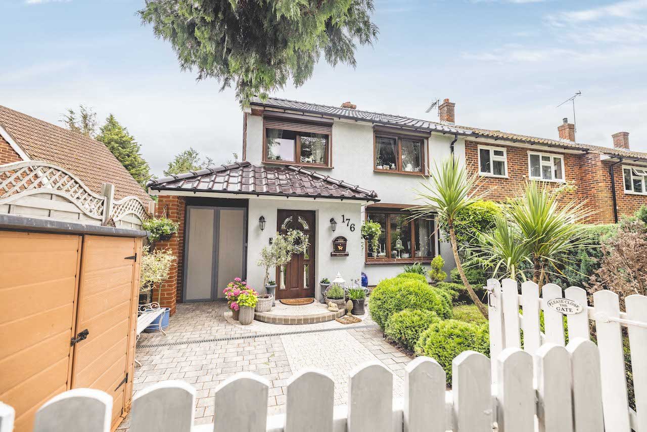 3 Bed End Of Terrace House For Sale In Wentworth Avenue Slough Sl2