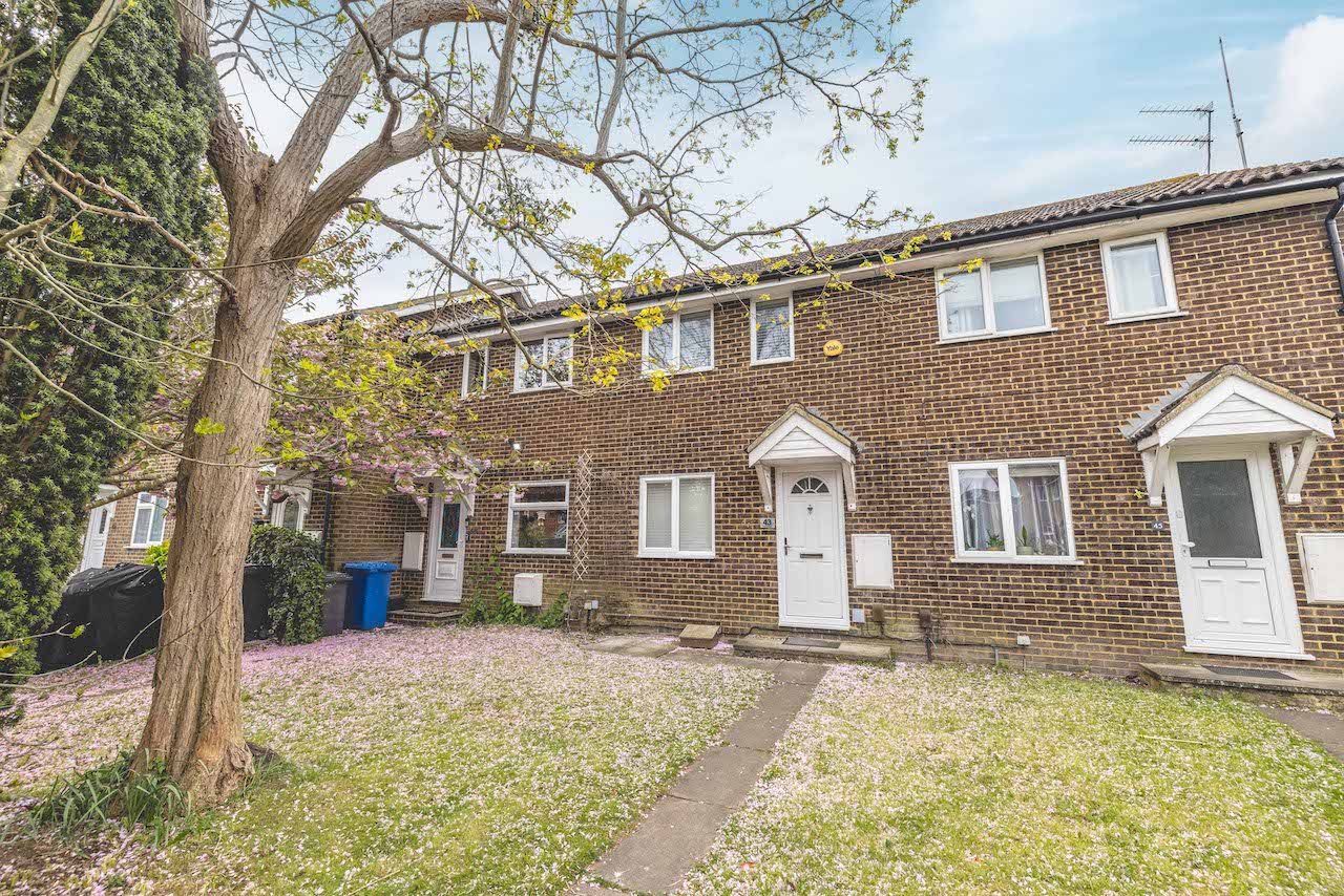 2 bed terraced house for sale in Penn Road, Datchet, SL3 (ref: 647822)