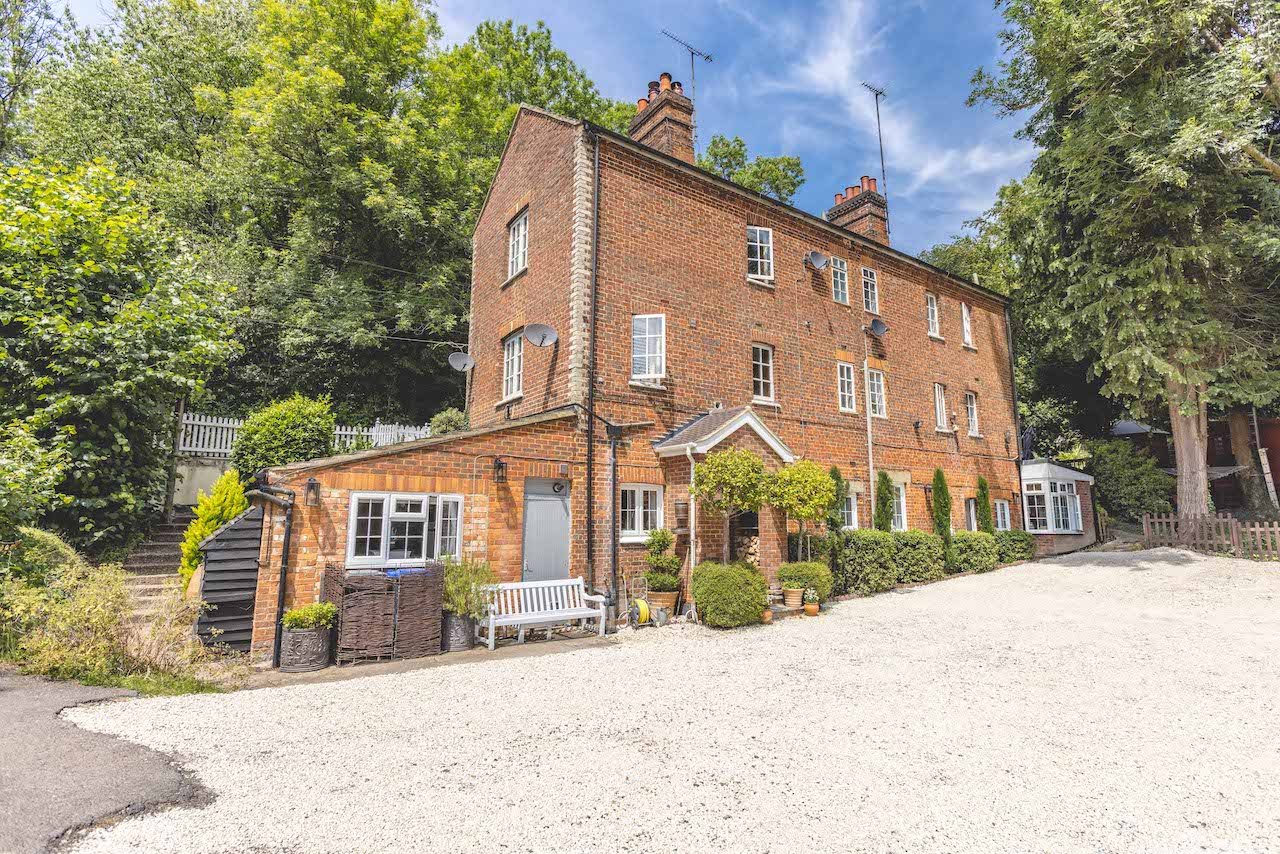 3 bed cottage for sale in Windsor Road, Gerrards Cross, SL9 (ref: 658112)