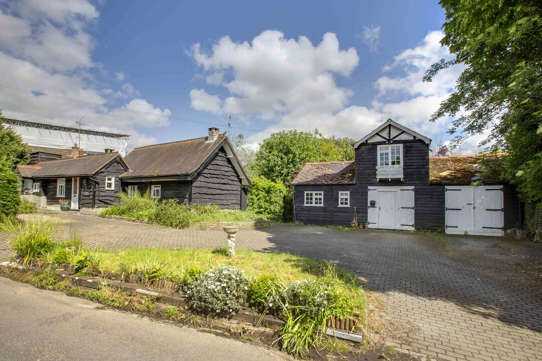 4 Bed Detached Bungalow For Sale In Elm Lane Bourne End Sl8 5pg Ref