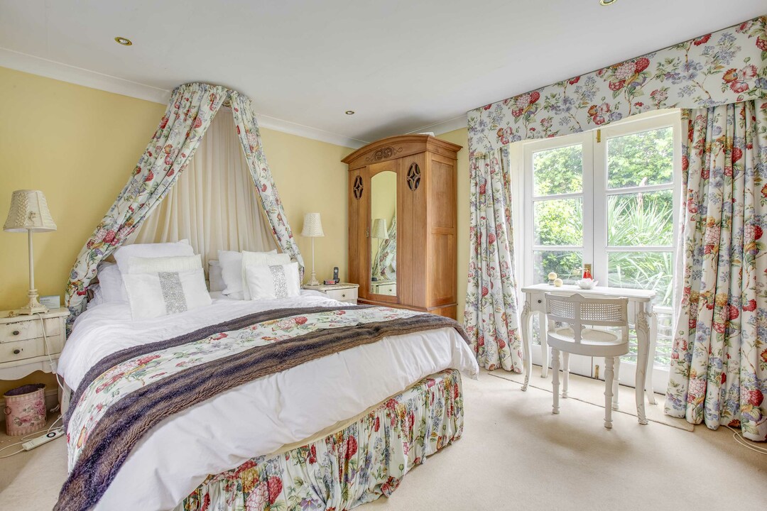 4 Bed Detached Bungalow For Sale In Elm Lane Bourne End Sl8 5pg Ref