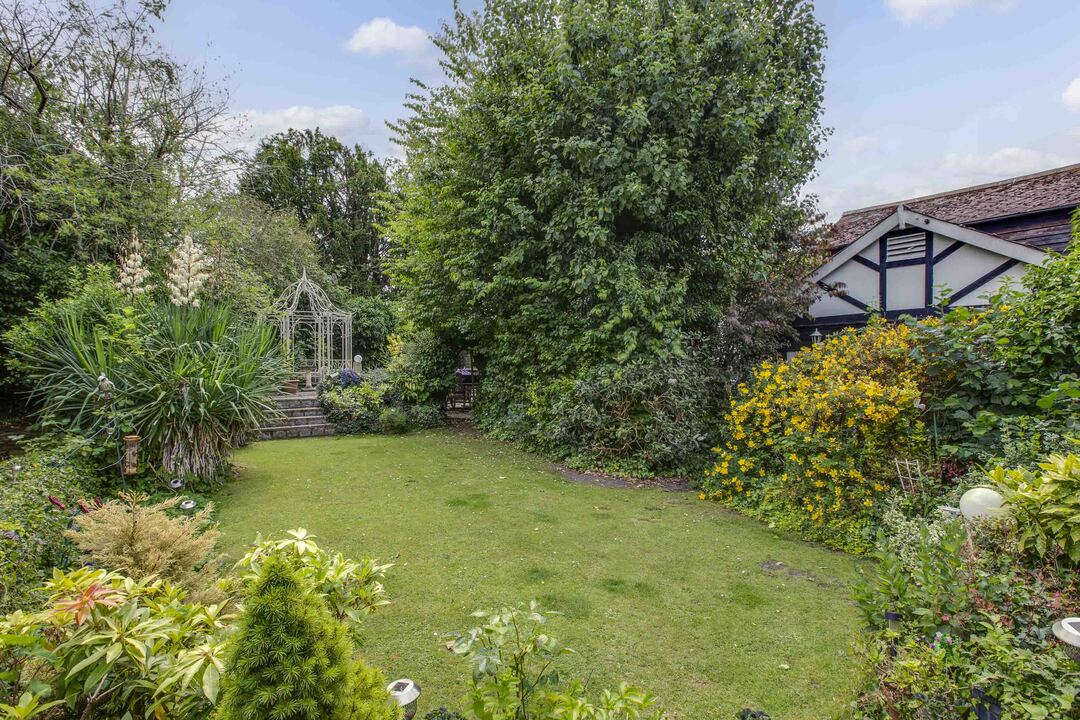 4 Bed Detached Bungalow For Sale In Elm Lane Bourne End Sl8 5pg Ref